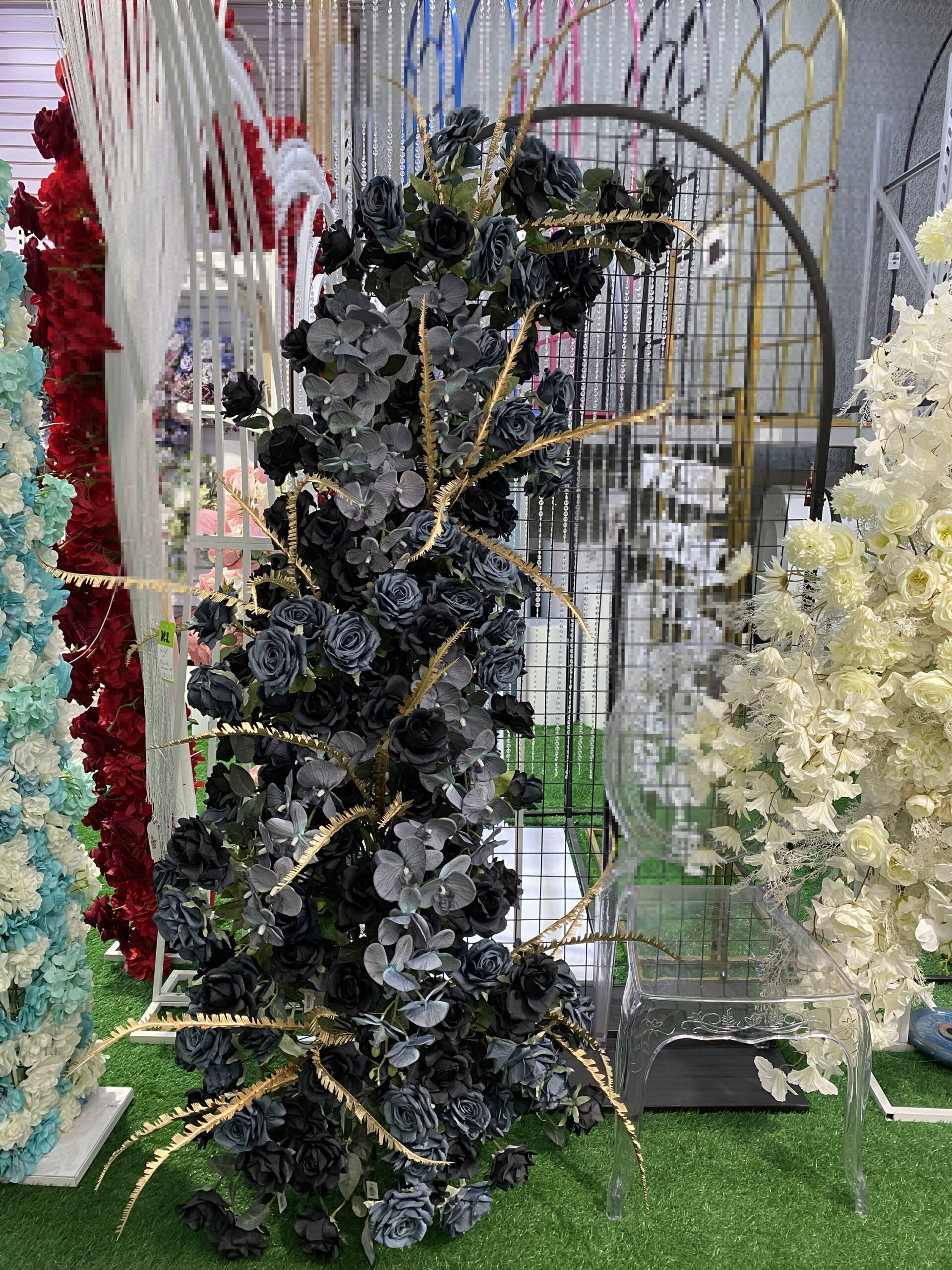 Flower Arrangement in Black & Gold | X&L Flower House/Wedding and Event ...